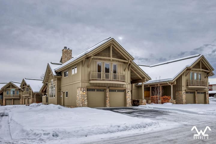 Luxurious Home In Crail Ranch. In Town, W/hot Tub! - Big Sky, MT