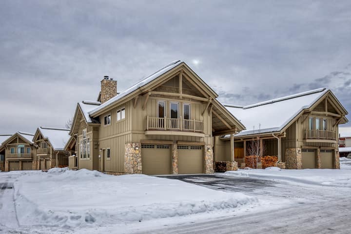 Luxurious Home In Crail Ranch. In Town, W/hot Tub! - Big Sky, MT