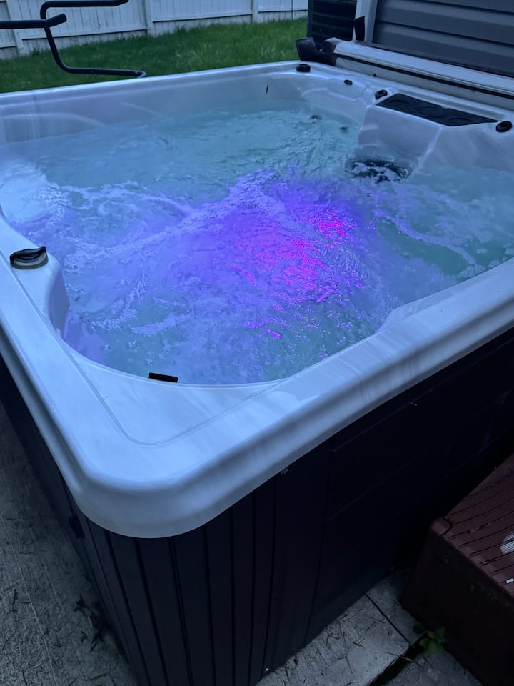 Hideaway Haven - Cozy Cottage W/ Hot Tub - Lost lands festival