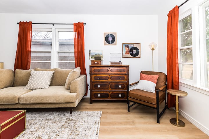 {Vintage Vibes} Trendy House In Quiet Neighborhood - Lubbock, TX