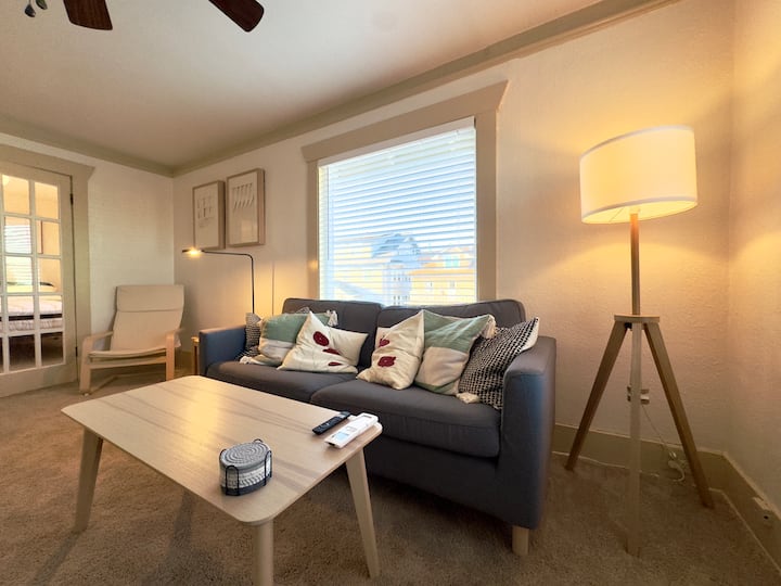 Warm, Light-filled Apartment! - Tacoma, WA