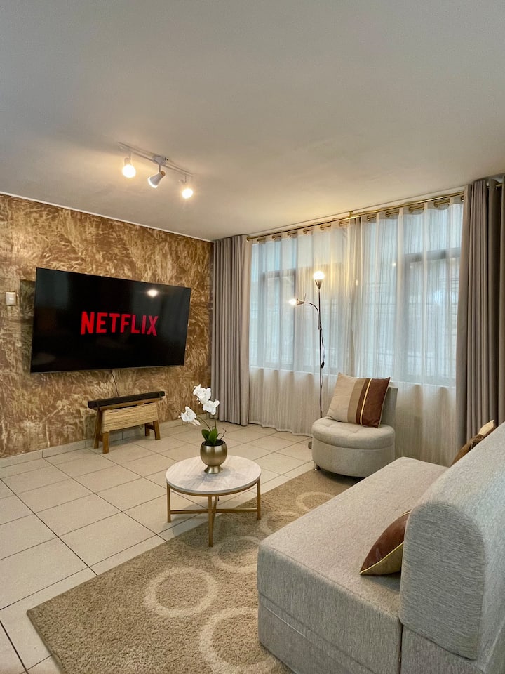 Depa De Lujo: Cine En Casa, Wifi Veloz Y Céntrico - Lima