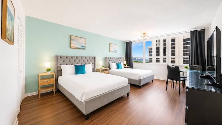 17th-floor Bay Views | 2 Queens + Free Valet - Miami Beach