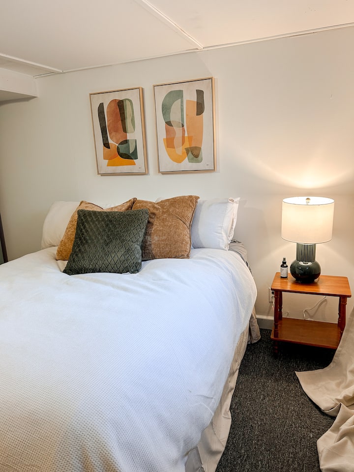 Cozy And Quaint Basement Suite - Charming Location - Lethbridge