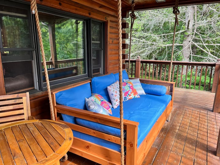 Guest Favorite
Secluded & Cozy
Porch Swingbed ! - Cosby, TN