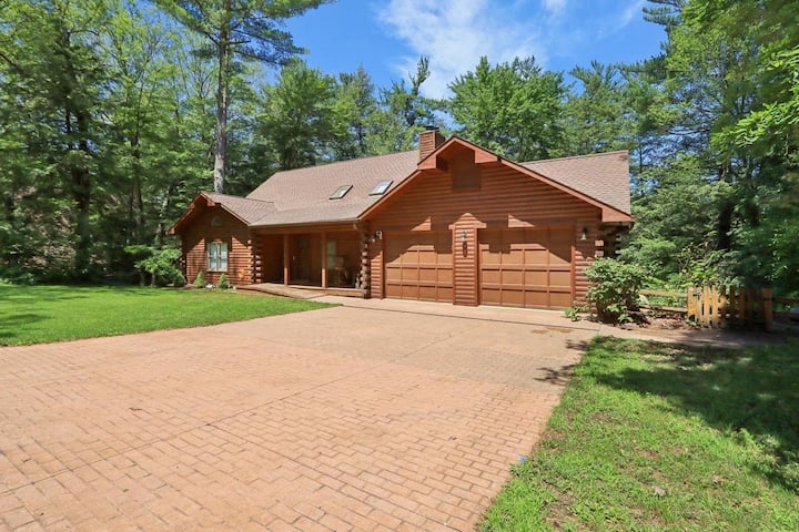 Wisconsin Dells Waterfront Log Home - Wisconsin Dells, WI