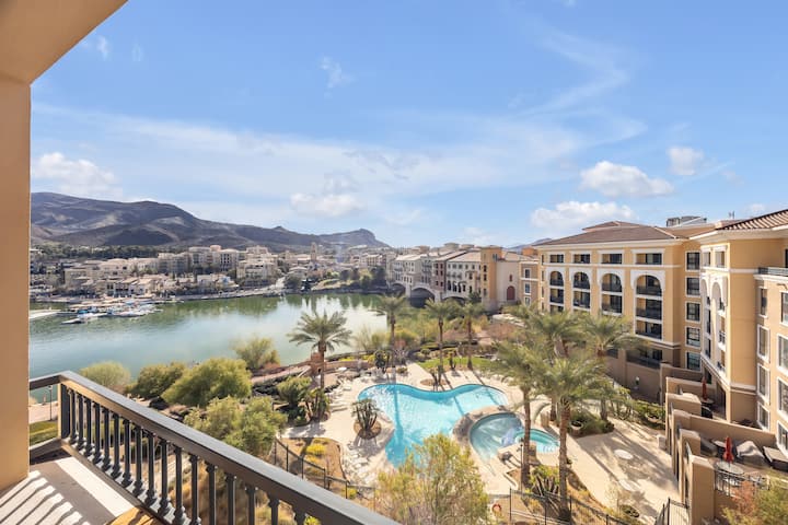 Luxury Studio Condo- Pool, & Lake Top Floor Views - Henderson, NV