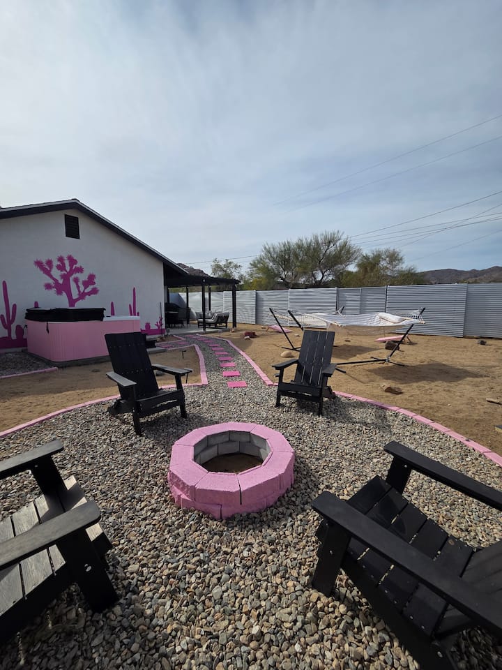 Beautiful House Of Pink: Hiking, Hot Tub - Joshua Tree, CA
