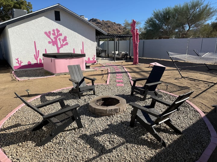 Beautiful House Of Pink: Hiking, Hot Tub - Joshua Tree, CA