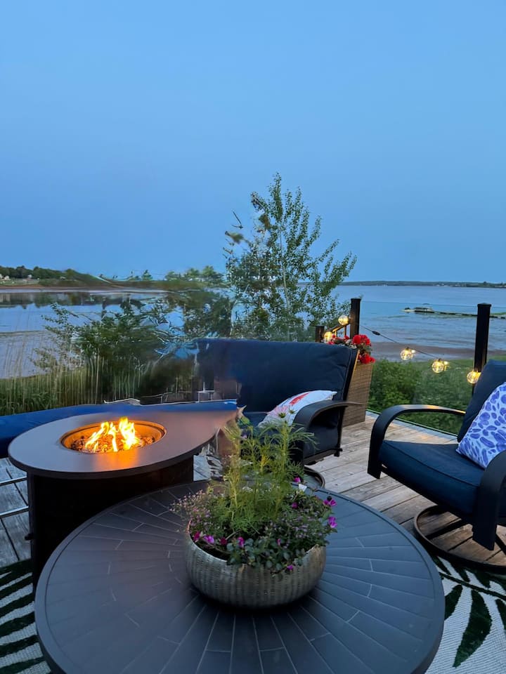 Luxury Beachfront • Sleeps 10 • Private Access - シャーロットタウン