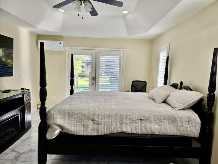 Studio B With Mini Kitchen - Bakersfield, CA