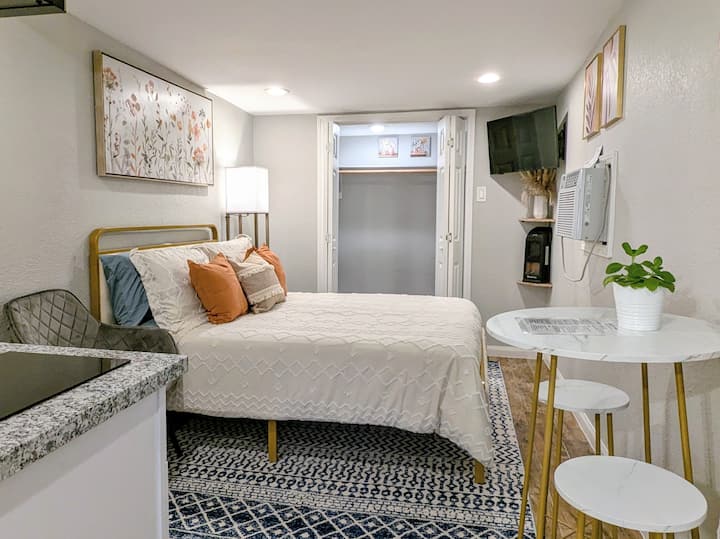 Studio In Houston's Heart: Heights-dwntn-montrose - Houston, TX