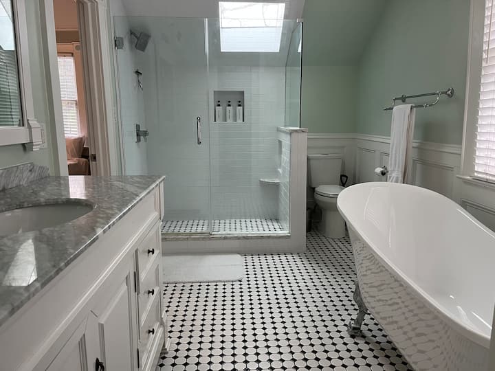 Mins To Downtown - Spacious Home - Greensboro, NC