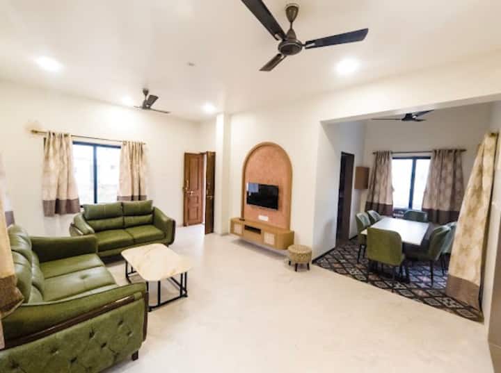 Luxurious Villa With Modern Pool - Alibag
