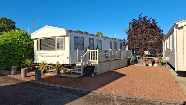Pinot Lodge | A Cosy Caravan - Cotswolds