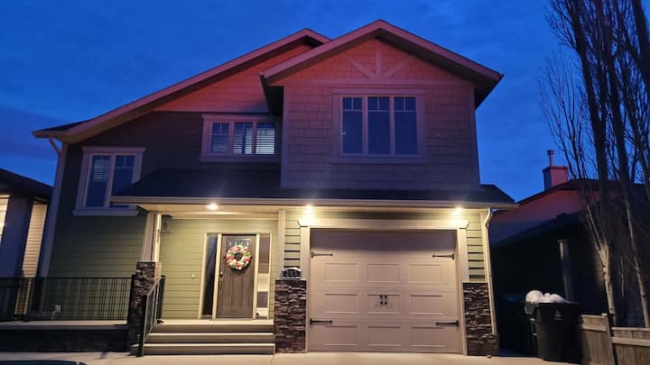 Beautiful Spacious 3 Bdrm Home West Lethbridge - Lethbridge