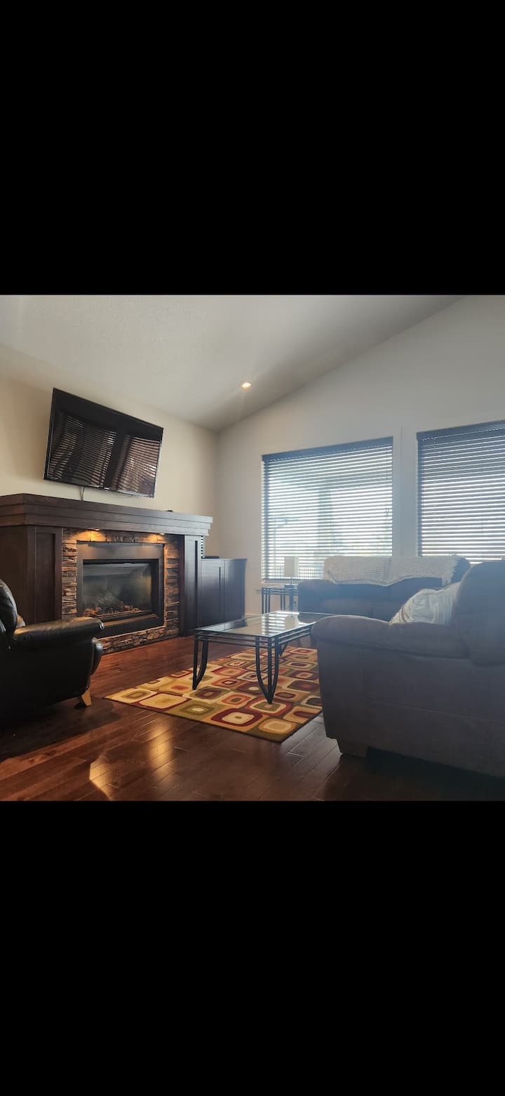 Beautiful Large Home On The Park - Lethbridge