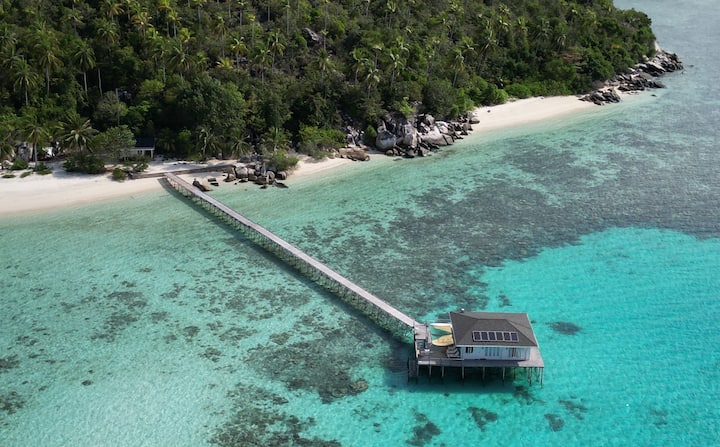 Remote Paradise Near Singapore - Parrot Lodge - Indonesia