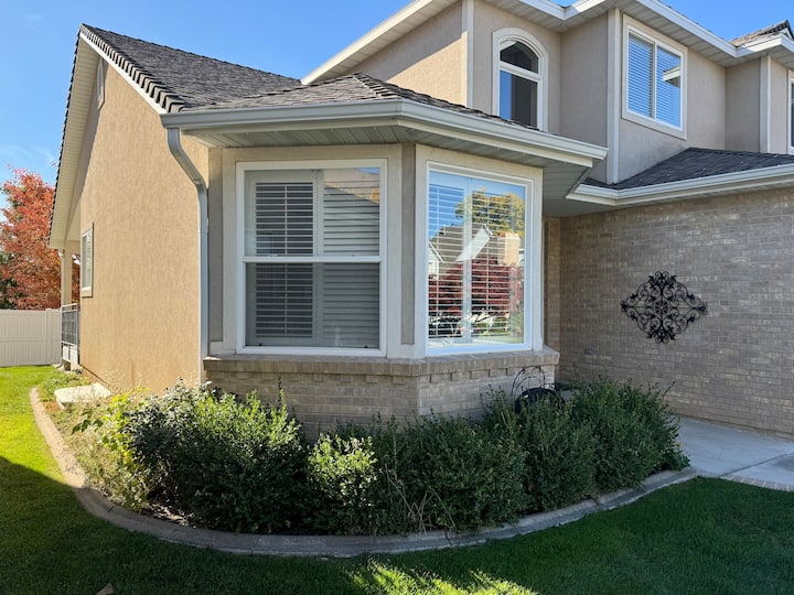 5 Bedroom Condo. Sleeps 8. - Farmington, UT