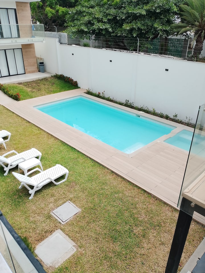 Casa Familiar Ubicada Dentro De Un Condominio - Salinas