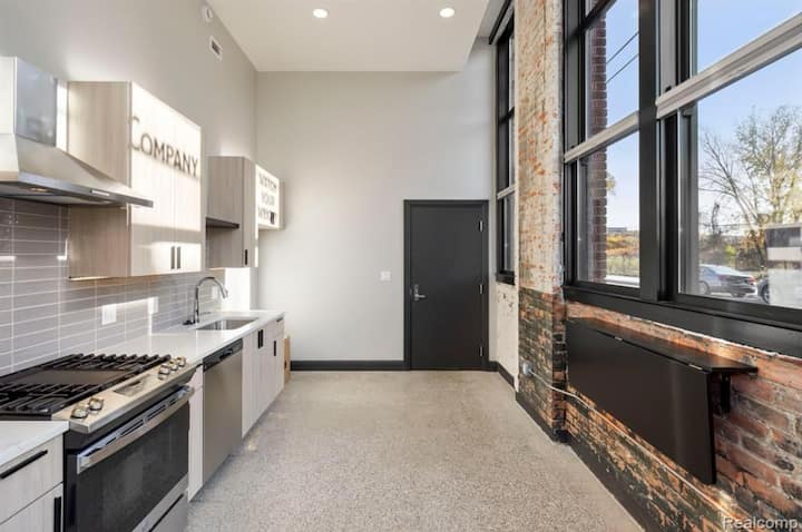 Bright & Modern Detroit Loft - Detroit