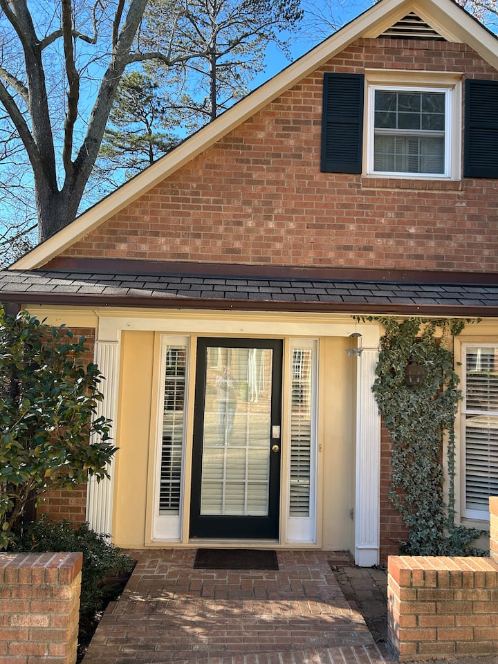 Charming Neighborhood Guest House - Winston-Salem, NC