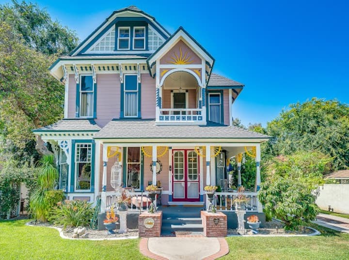 Victorian Guest Suite-sleeping Like King And Queen - Riverside, CA