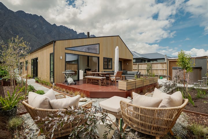 Bespoke Alpine Retreat With Spa - Queenstown