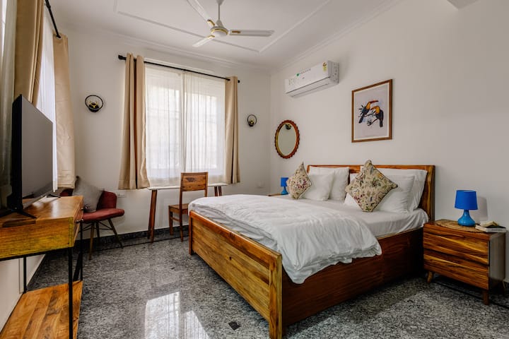 Toucan: Twinwindow Room W/ Kingbed, 4k Tv | Saket - Delhi, India