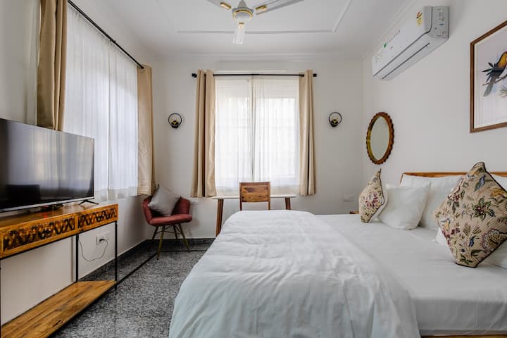 Toucan: Twinwindow Room W/ Kingbed, 4k Tv | Saket - Delhi, India