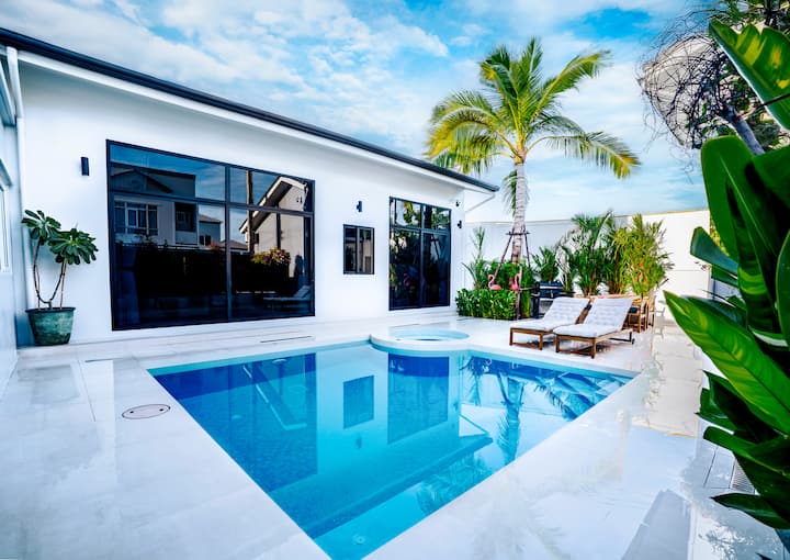 Bangkok Luxury Villa • Pool &Jacuzzi, Daily Maid - Bang Bua Thong District