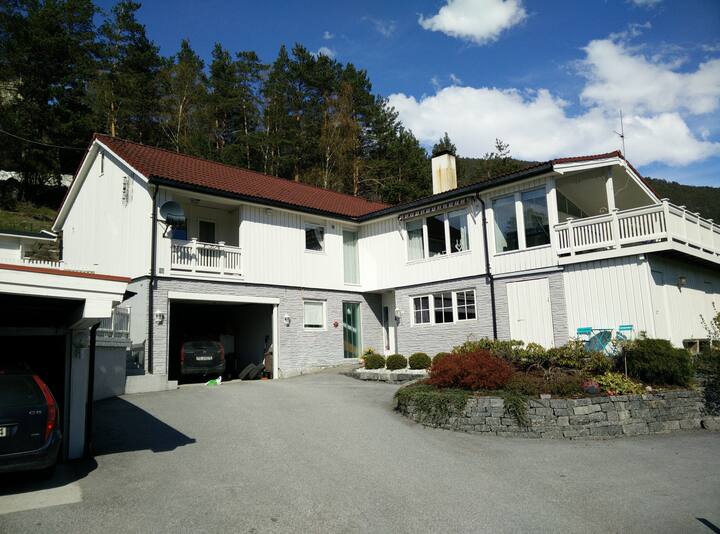 Casa Kjørnes + Kjellerleilighet. - Kaupanger