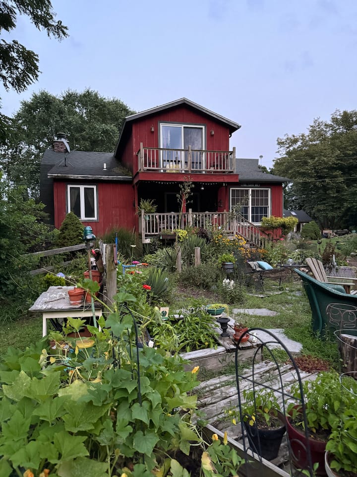 Bella Stalla Barndominium
Two  Bedrooms 3 Beds - Lemon Creek Winery, Berrien Springs