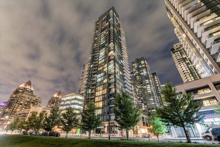 Modern Condo Downtown Mississauga - Mississauga