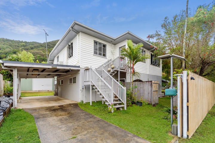 Convenient Four Bedroom House Near Airport - Cairns