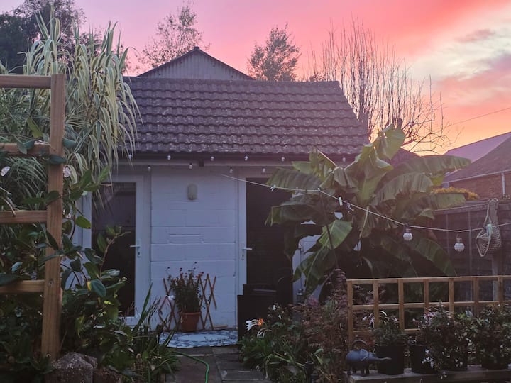 Garden Cottage - Southbourne
Close To The Beach. - Bournemouth