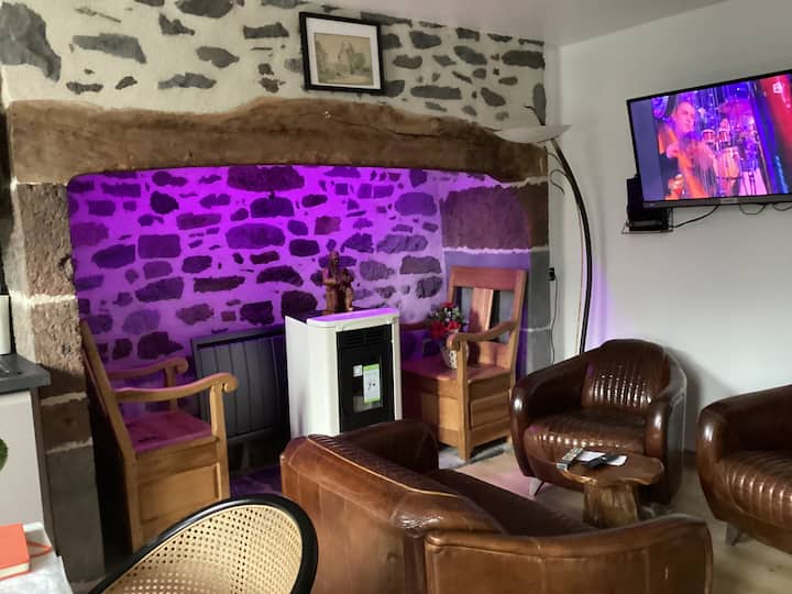 Maison De Bourg. Quartier Château Tremoliere - Cantal