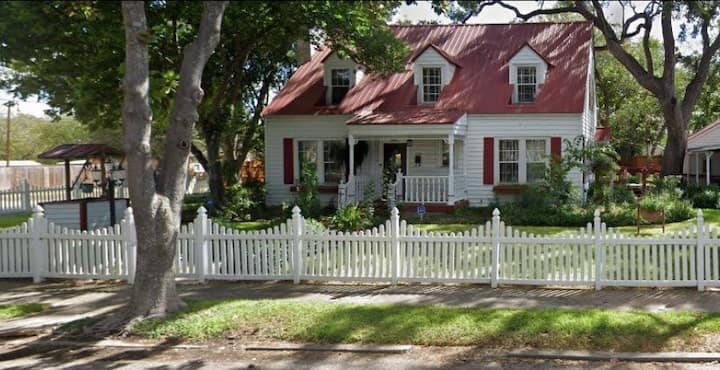 Heritage House~sleeps 6~downtown~walking Distance - Seguin, TX