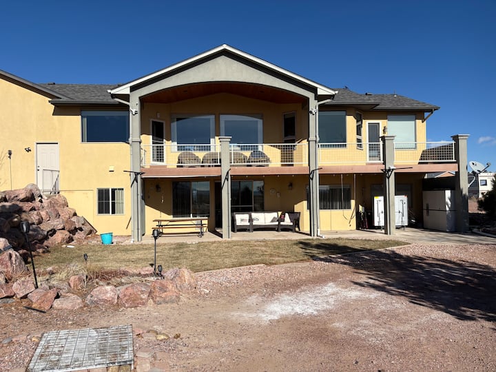 Lakeside Walkout Private/quiet/safe
Golf Year Rnd - Pueblo West, CO