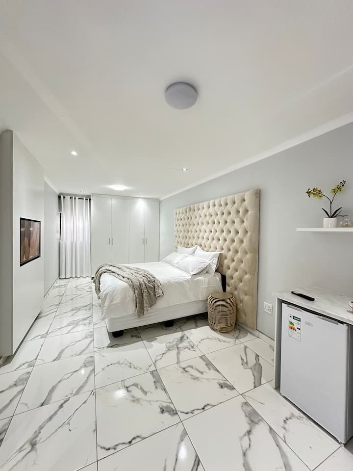 9 Bedrooms House In Windhoek - Windhoek