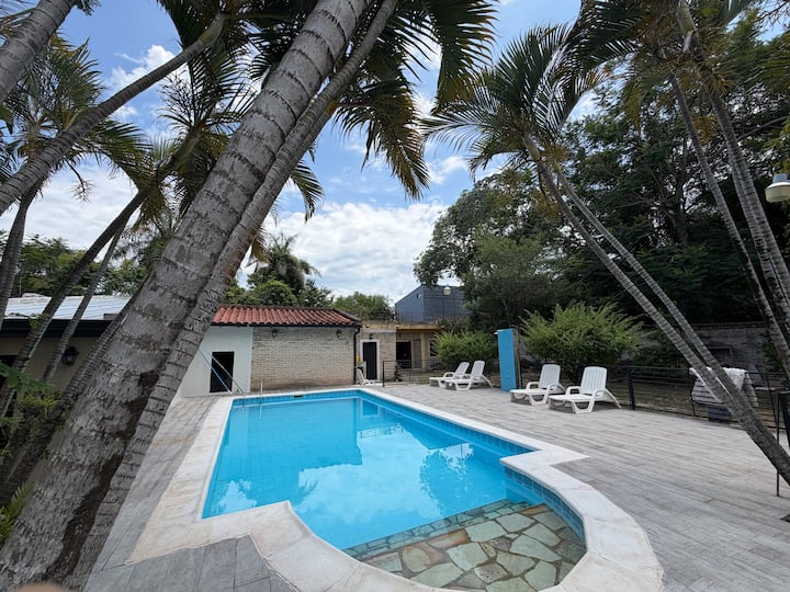 Private Pool & Jacuzzi · House For Groups - Paraguay