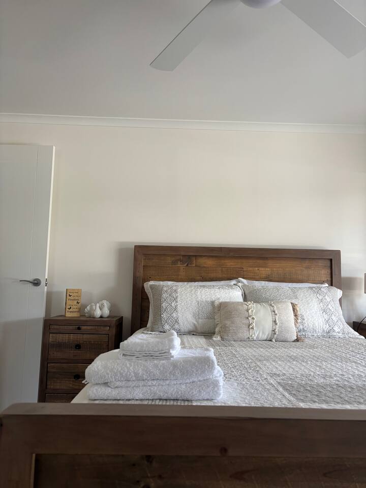Queen Bed With Ensuite - Alstonville
