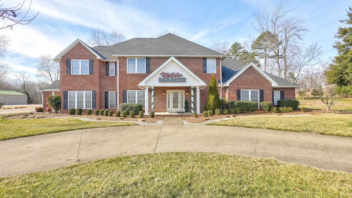 Large Home Sleeps 24 Mins From Holiday World - Santa Claus, IN