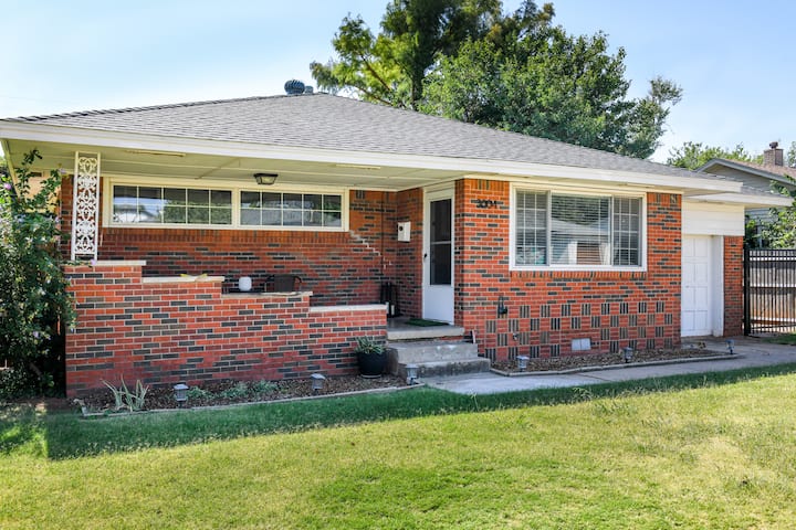 Centrally Located 2 Bedroom Home - Bethany, OK