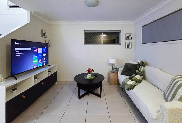 Homely Townhouse With Pool - Brisbane