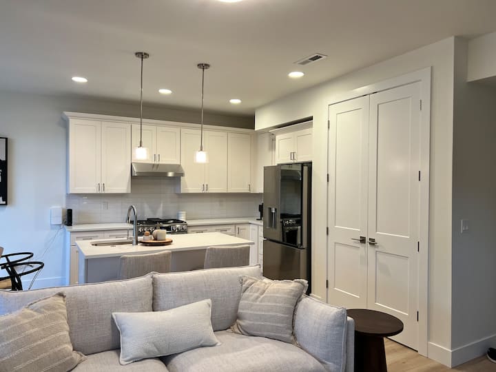 Modern, 3 Story Home - Beaverton, OR