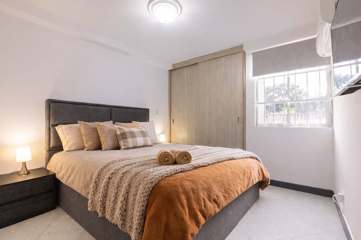 Large Quiet Apt Near To Lleras & Provenza! Ac! Gym - Medellín