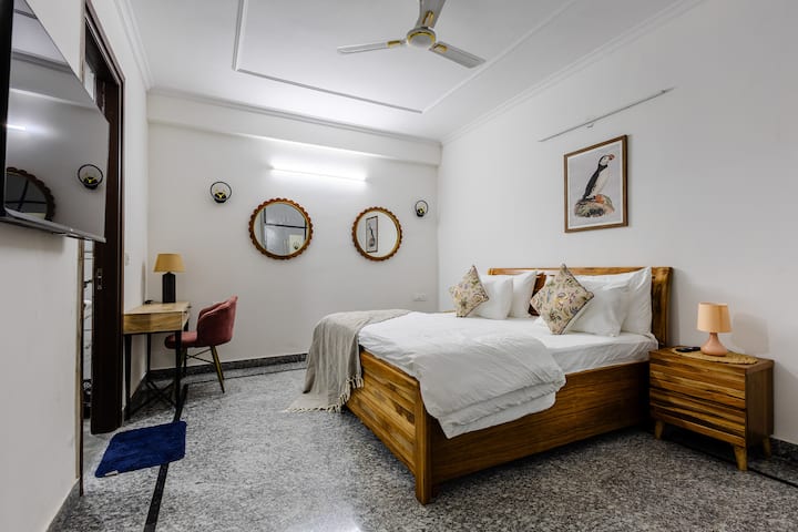 Puffin: Cozynest Room W/ King Bed, 4k Tv | Saket - Delhi, India