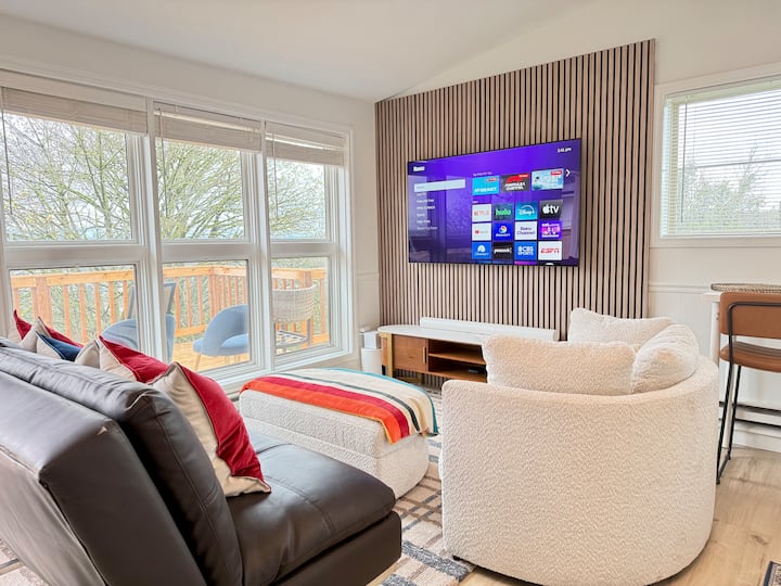 New Listing! 5 Min To Airport, 15 Min To Downtown - Kent, WA