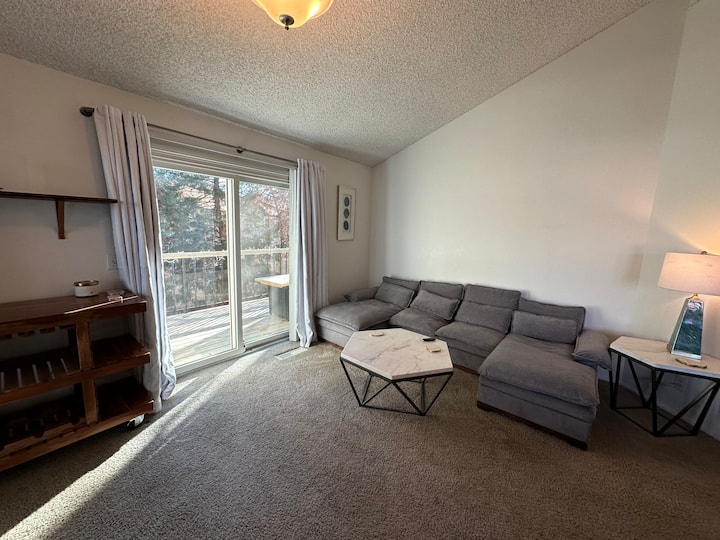 Spacious 3bd/2bth Duplex Condo - Sparks, NV